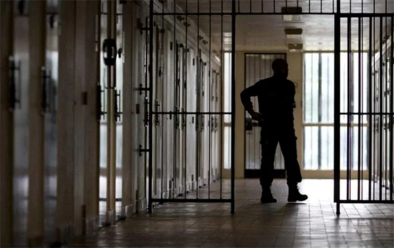 Prison Guard Busted Trying To Sneak Smartphone Into Central Jail ...